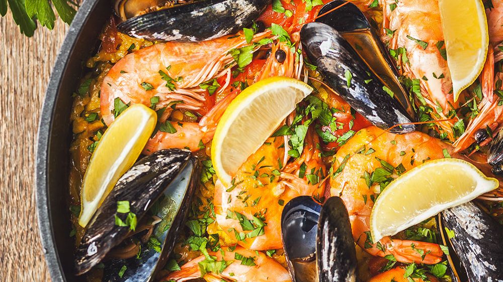 Tradiční paella s kuřecím masem a mořskými plody