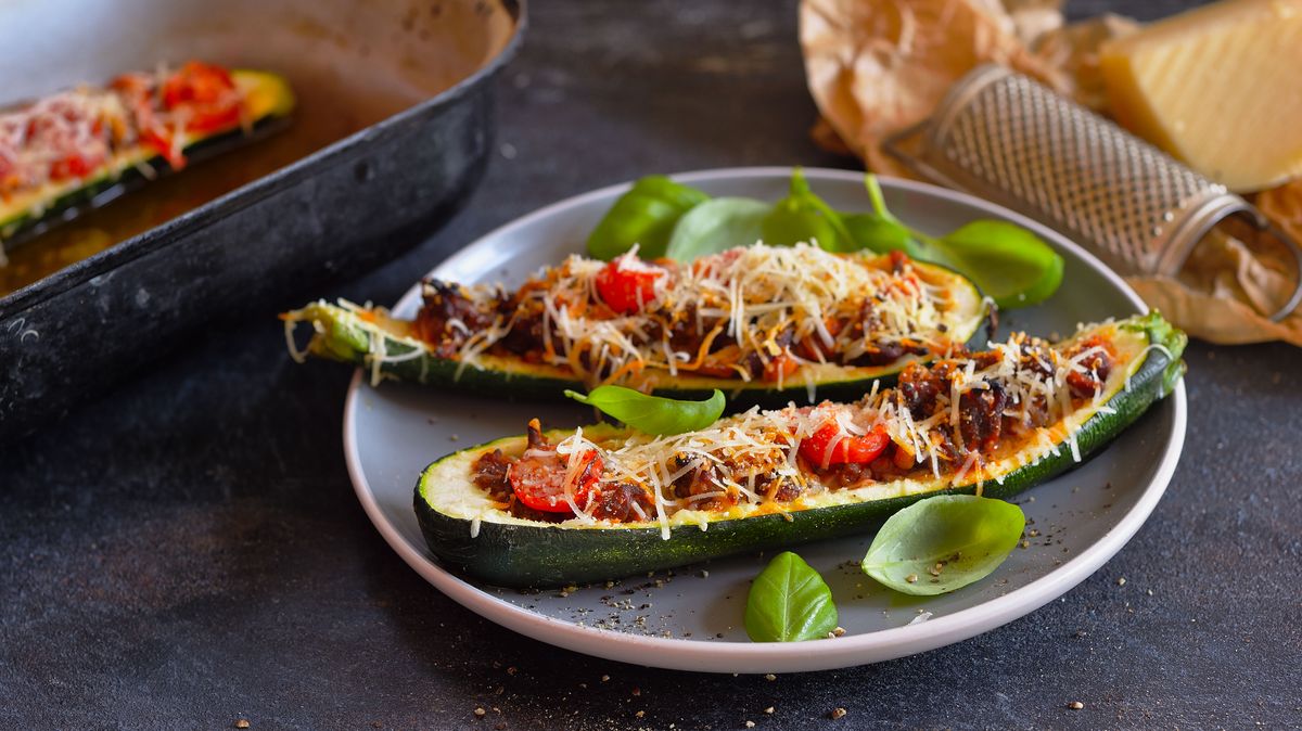 Zapečené cukety plněné mletým masem: s rajčaty a parmezánem