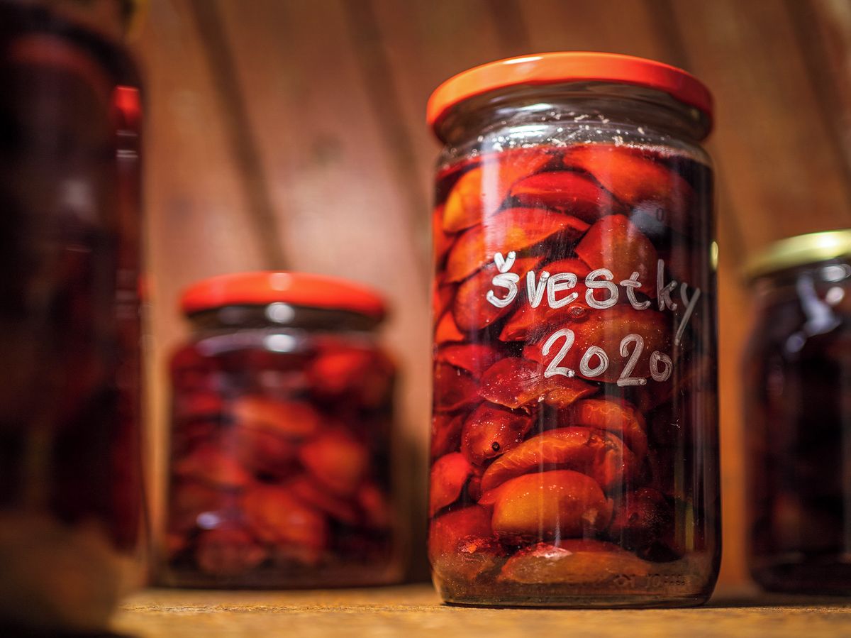 Domácí švestkový kompot se skořicí a hřebíčkem