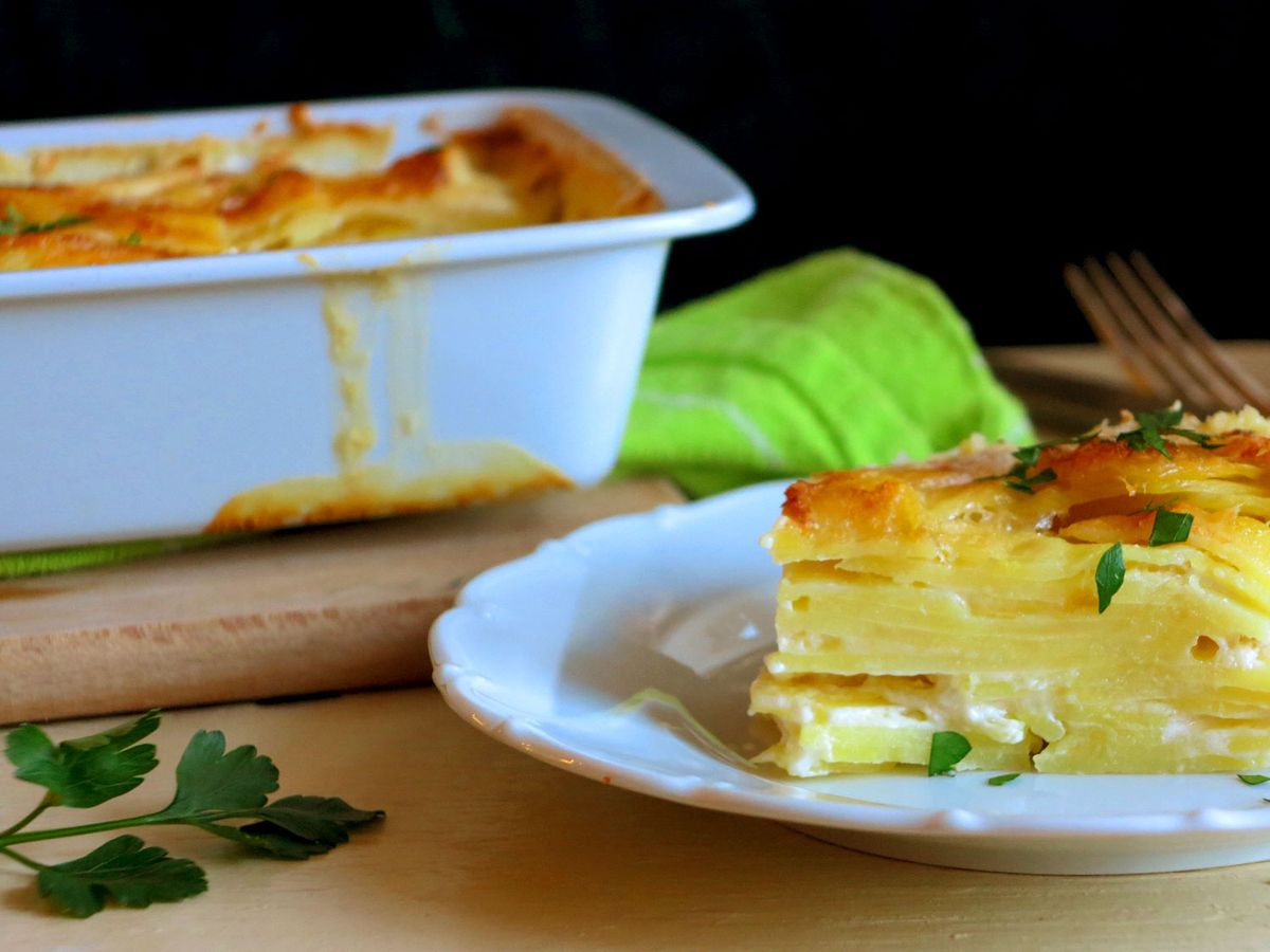 Gratinované brambory. Zapečte je se smetanou a sýrem