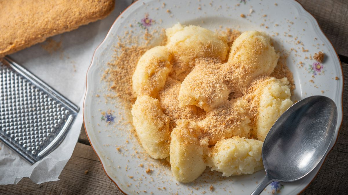 Krupicová kaše jinak - staročeské krupicové noky sypané perníkem