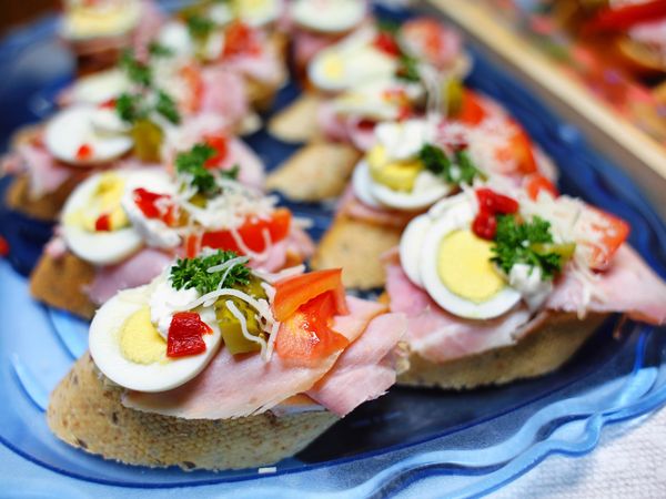 Obložené chlebíčky: Recepty a oblíbené pomazánky