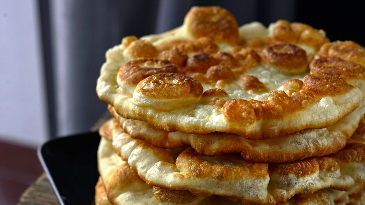 Kazašské langoše: Video recept na smažené kynuté placky